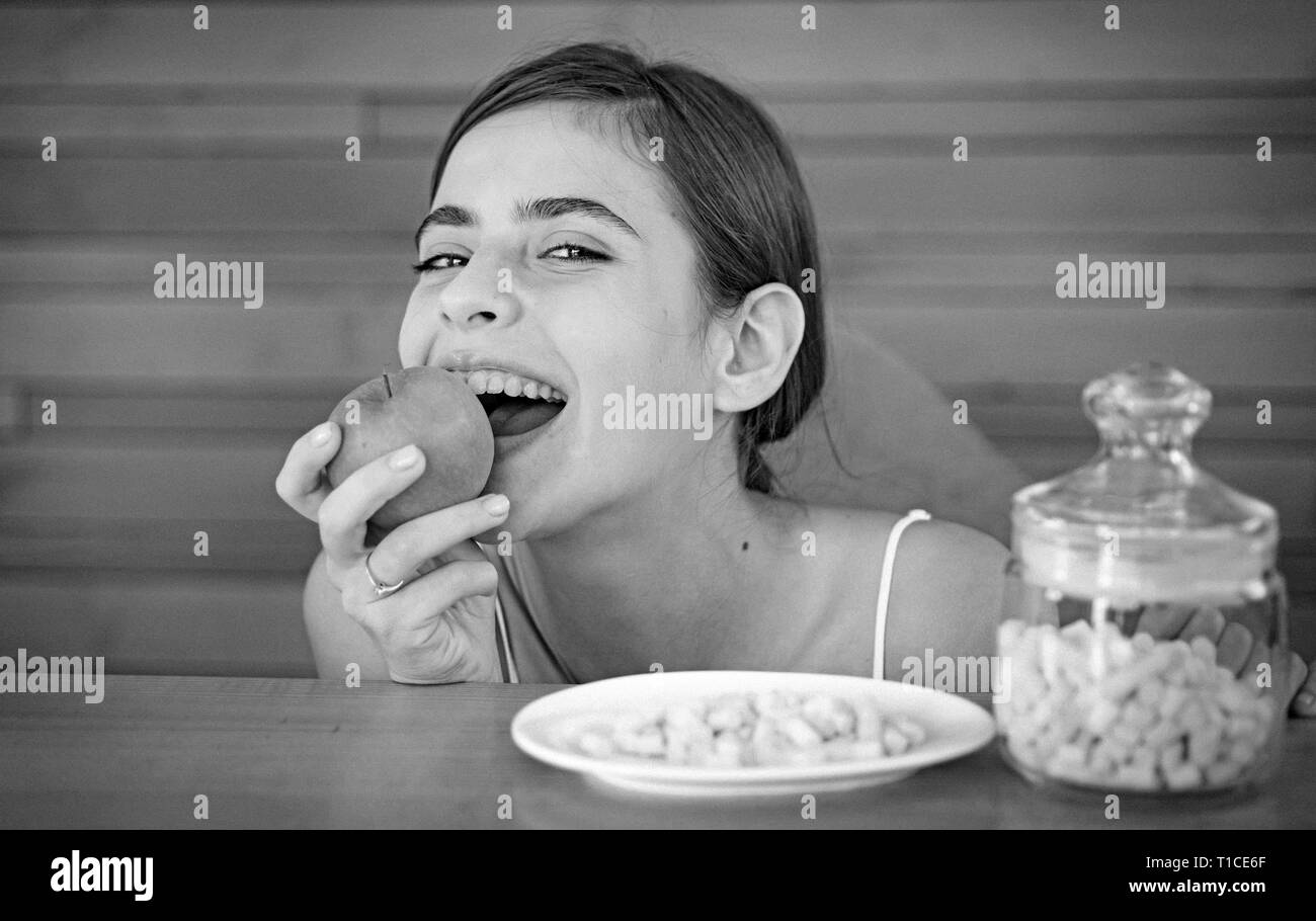 Dire non aux aliments malsains. Femme choisir ce que la nourriture pour ...