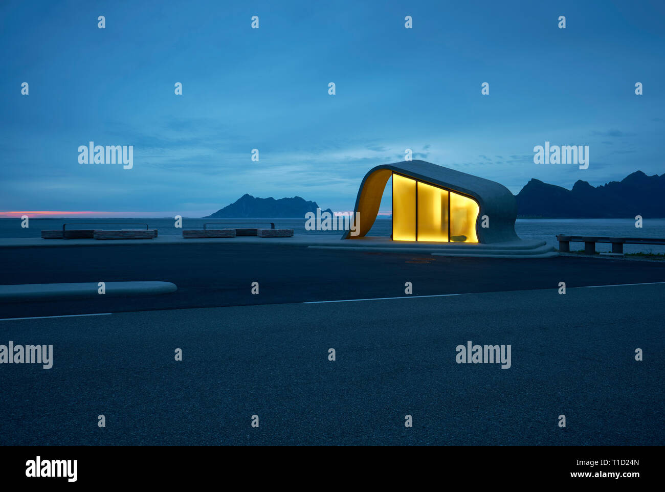 La vague de béton et de verre en forme d'architecture de Ureddplassen ...