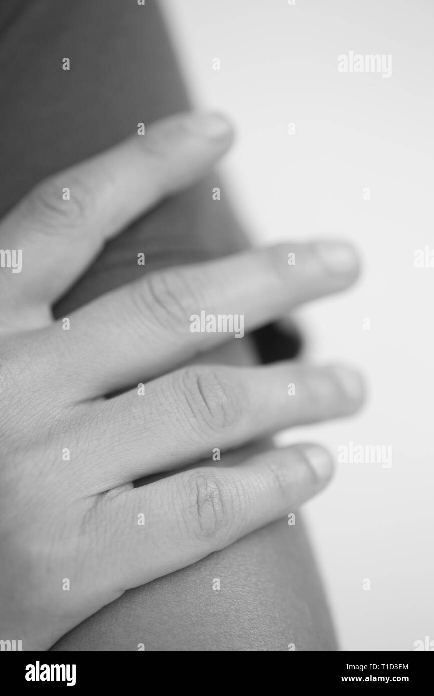 Hand on arm Banque de photographies et d’images à haute résolution - Alamy