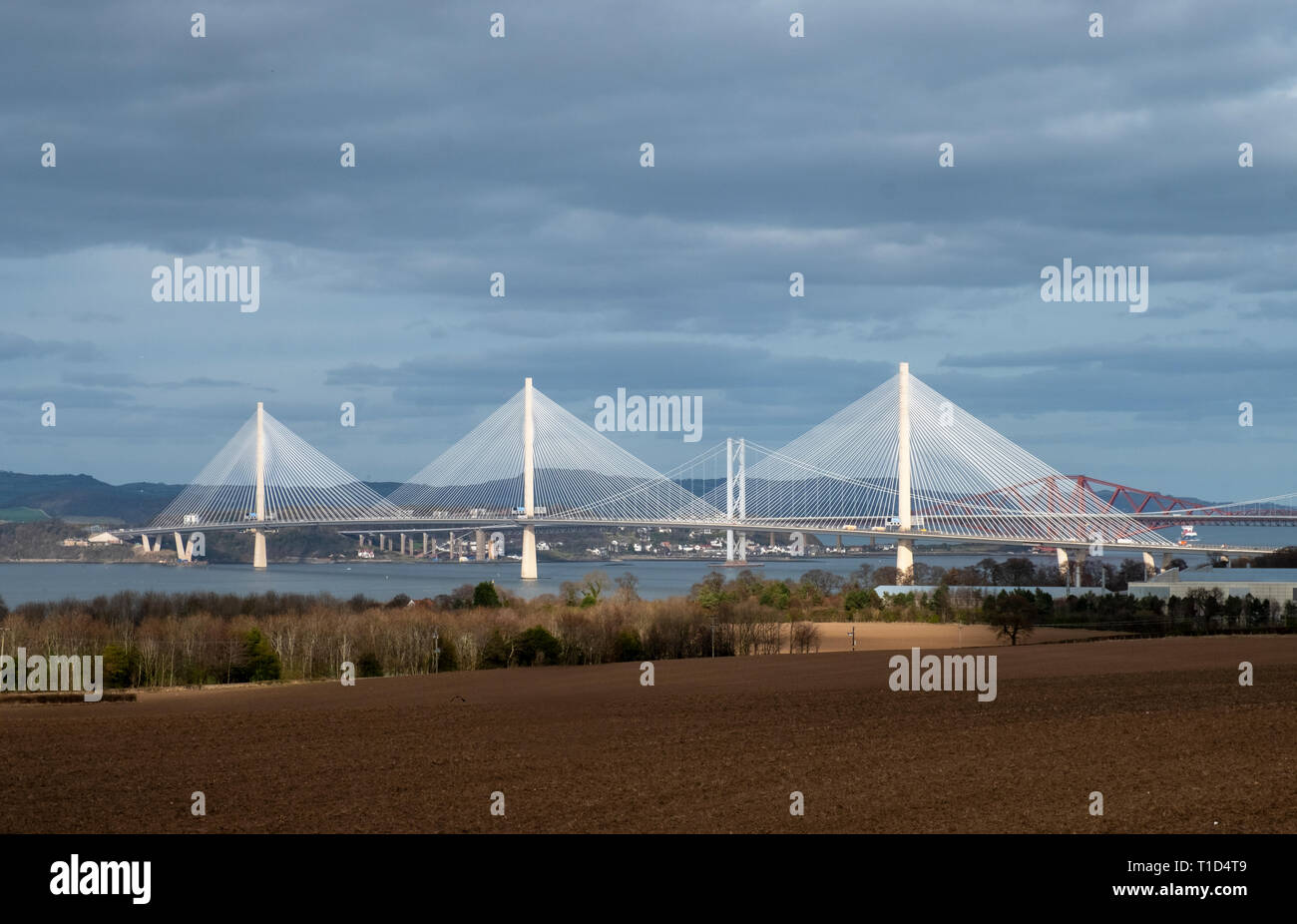 Pont routier de croisement queensferry Banque de photographies et d’images à haute résolution ...