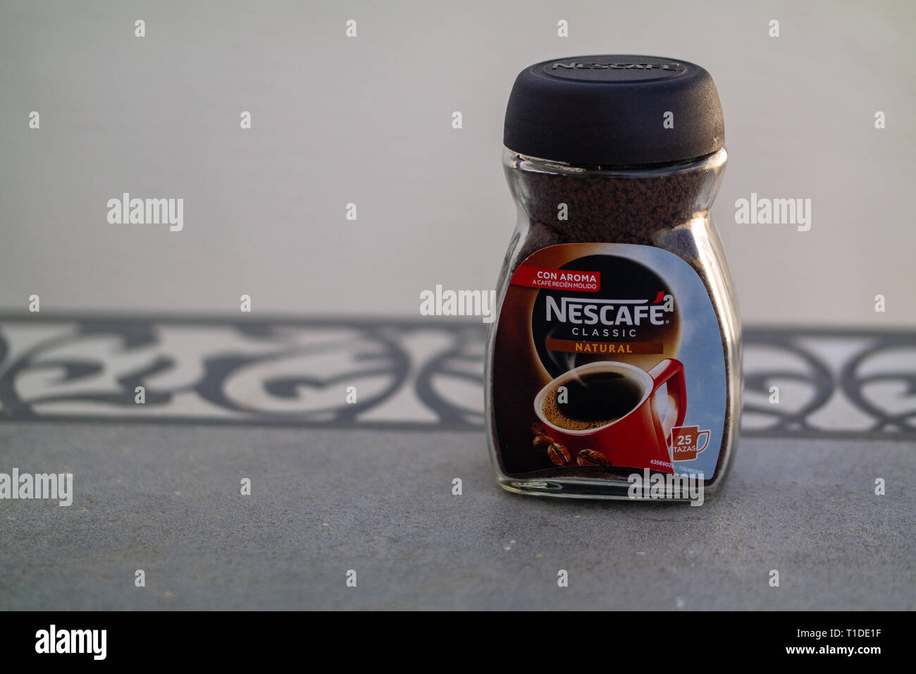 Tasse rouge de nescafé Banque de photographies et d’images à haute ...