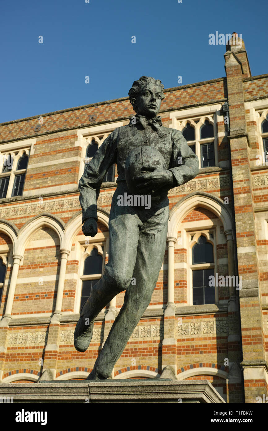 Statue of william webb ellis Banque de photographies et d’images à ...