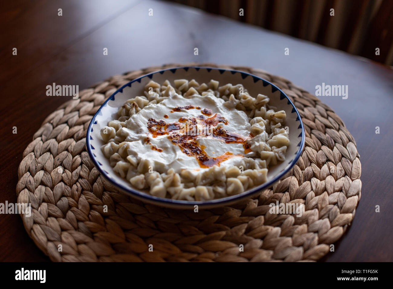 La nourriture traditionnelle turque, Manti AKA Ravioli turc servi avec ...