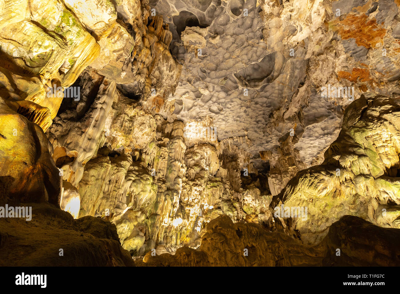 Dong Thien Cung grotte Dau Go sur cette île est l'une des plus belles ...