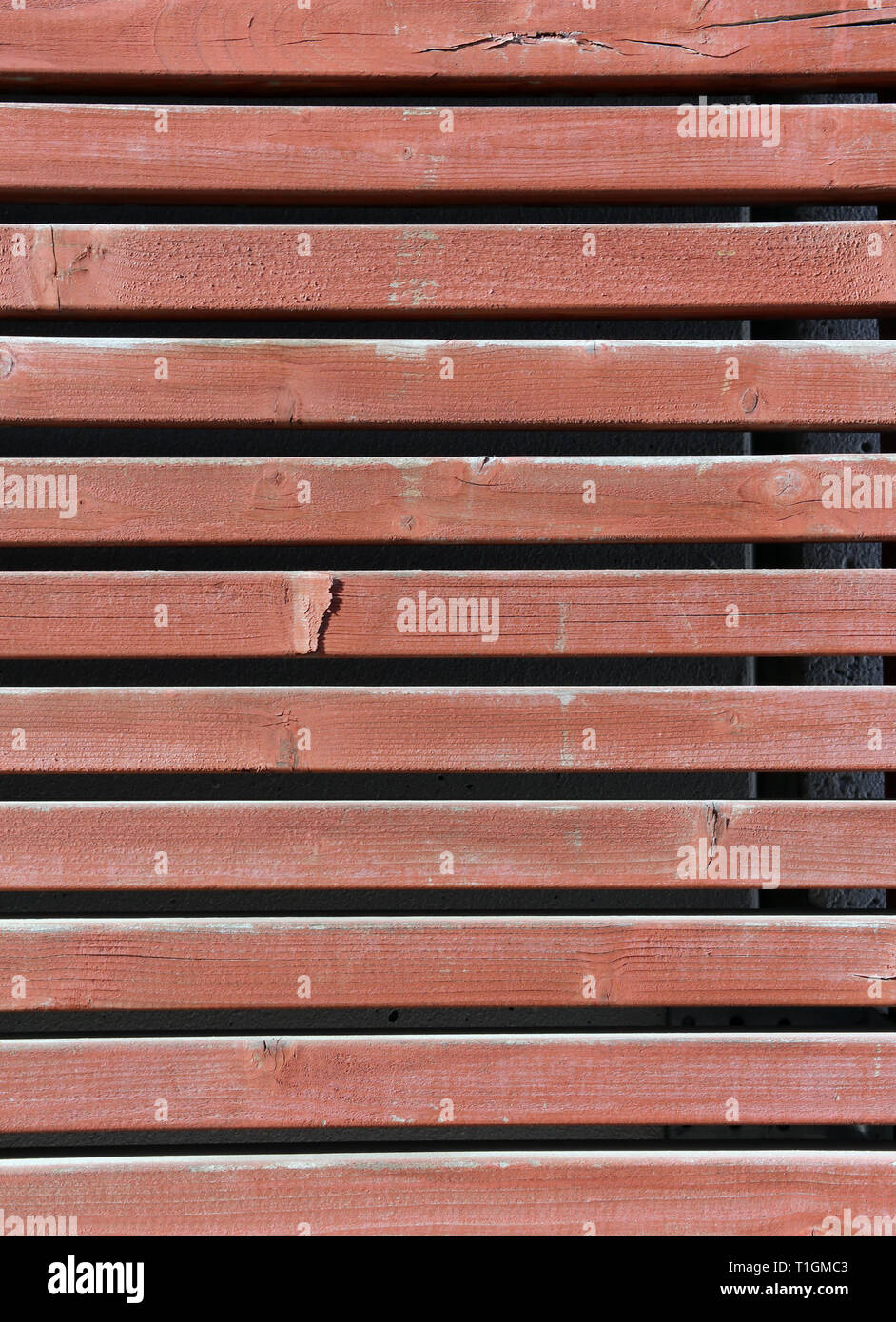 Rouge / orange mur en bois. La texture de la paroi extérieure d'un ...