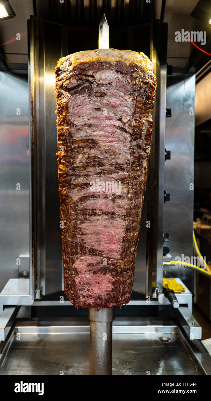 Couteau doner Doner kebab turc traditionnel. viande gyros ou shawarma ...