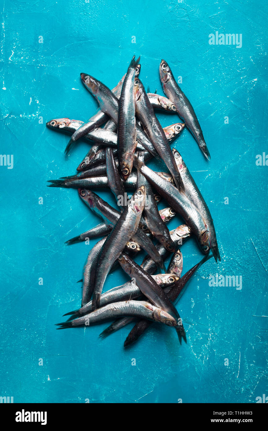 Les fruits de mer. Petit poisson de mer, anchois, sardines sur le fond ...
