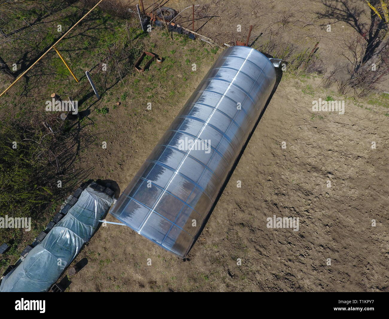 Serre en polycarbonate assemblé à partir de pièces préfabriquées, serre ...