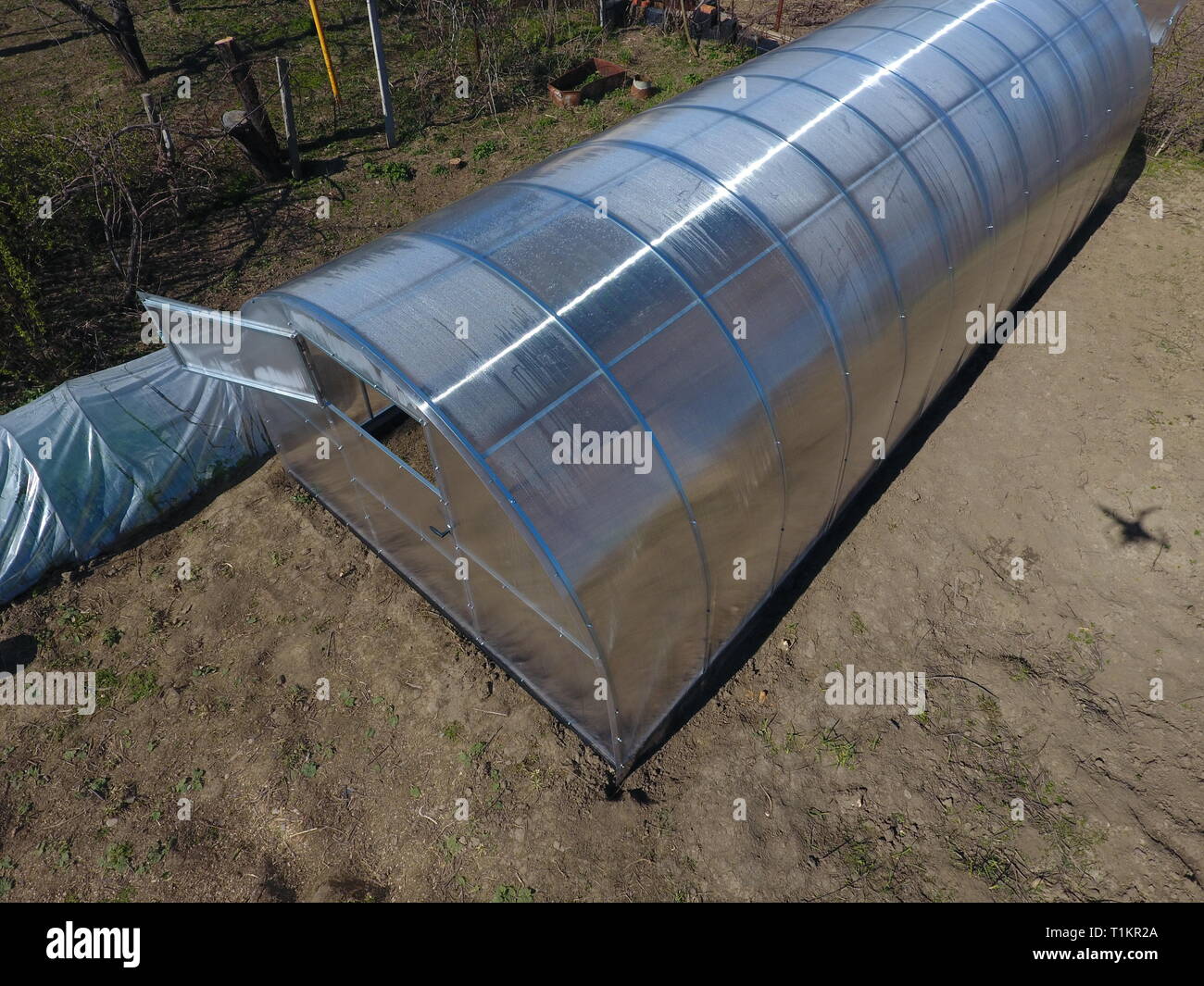 Serre en polycarbonate assemblé à partir de pièces préfabriquées, serre ...