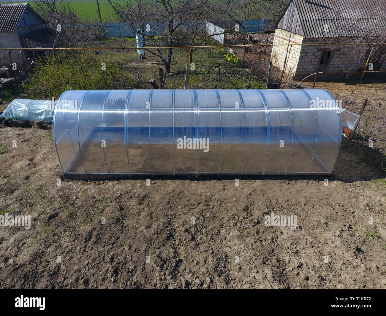 Serre en polycarbonate assemblé à partir de pièces préfabriquées, serre ...