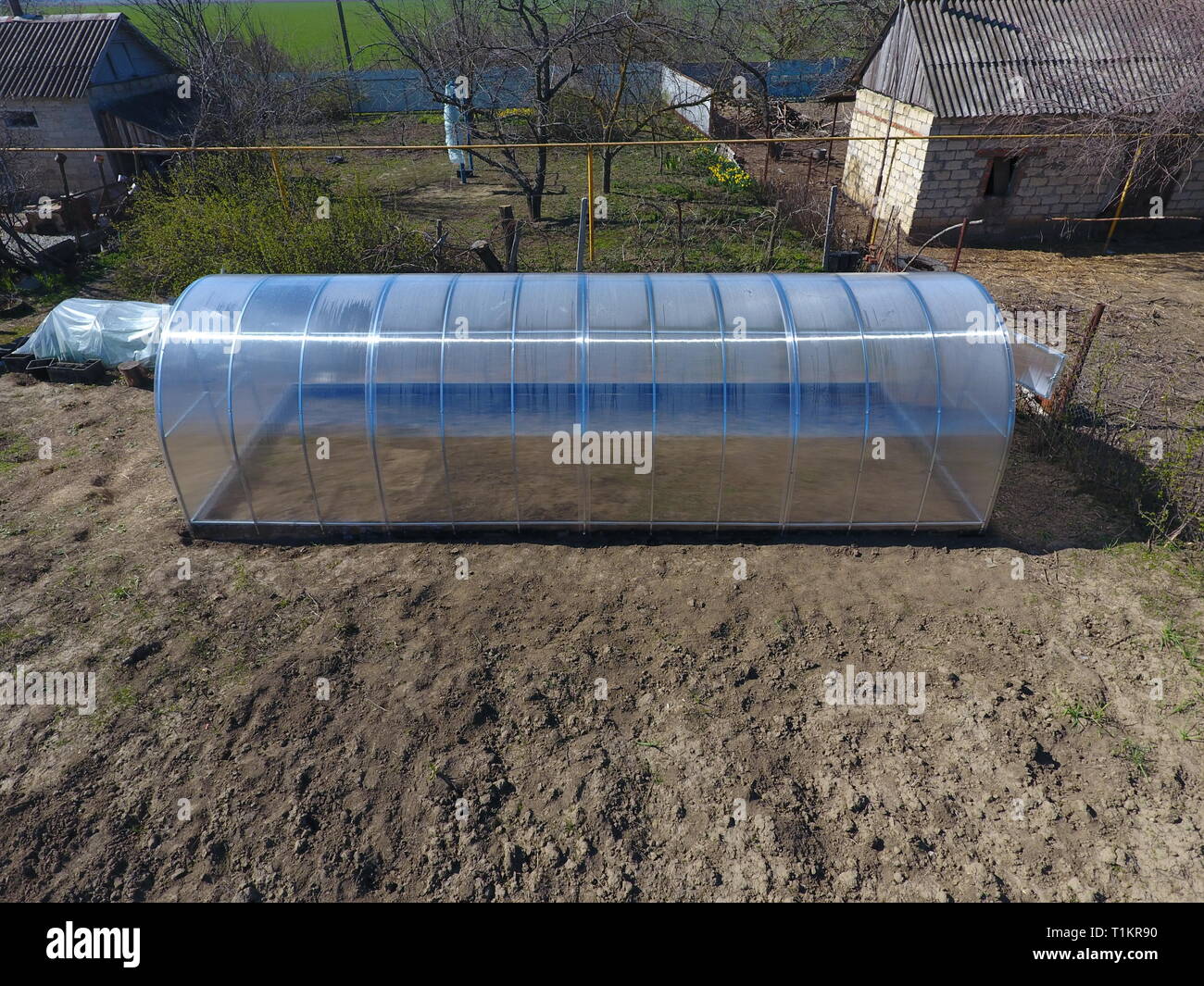 Serre en polycarbonate assemblé à partir de pièces préfabriquées, serre ...