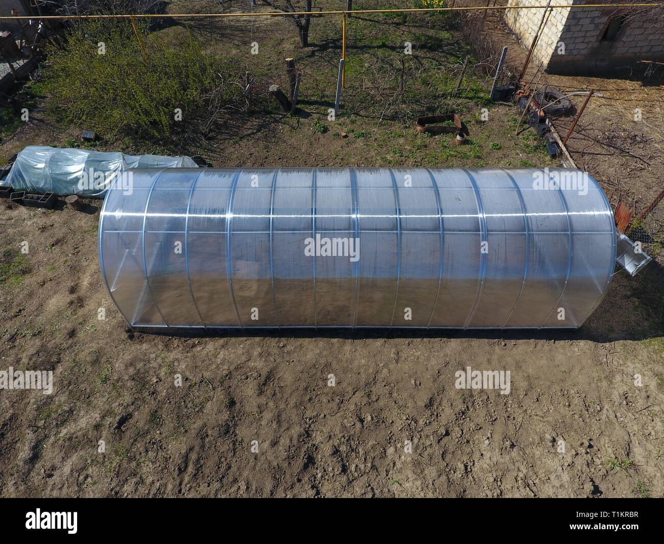 Serre en polycarbonate assemblé à partir de pièces préfabriquées, serre ...