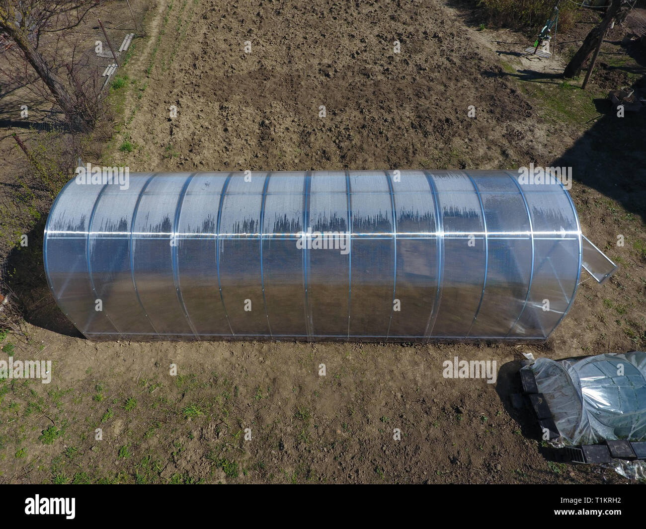 Serre en polycarbonate assemblé à partir de pièces préfabriquées, serre ...