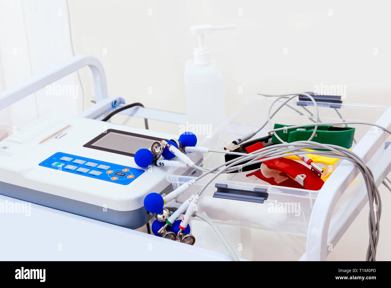 Electrocardiogram machine Banque de photographies et d’images à haute ...