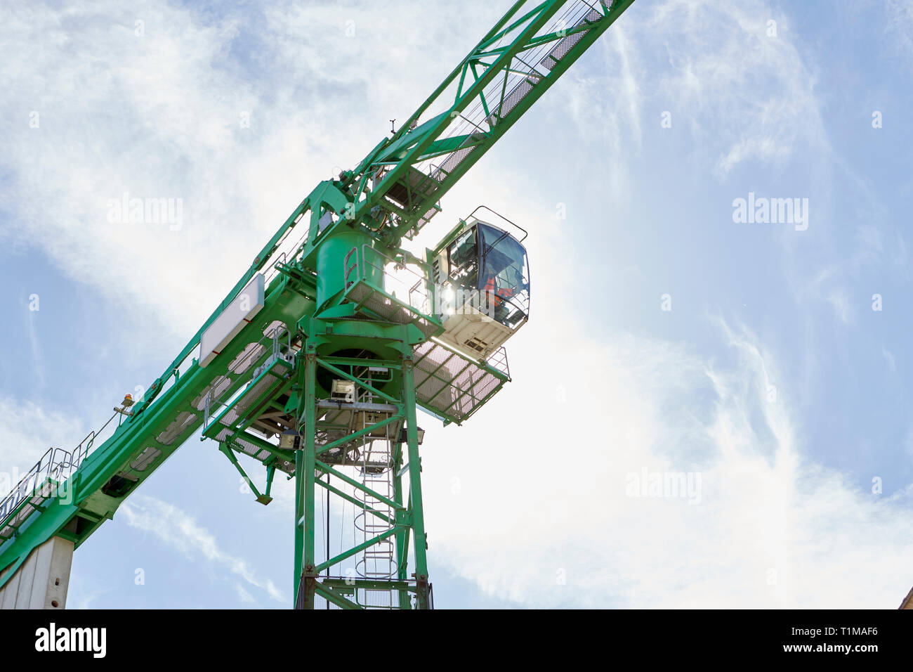 Crane lifting construction Banque de photographies et d’images à haute ...