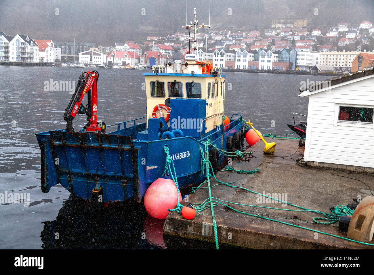 Bateaux de service et barge pousseur Skubberen Kristiansholm amarré au ...