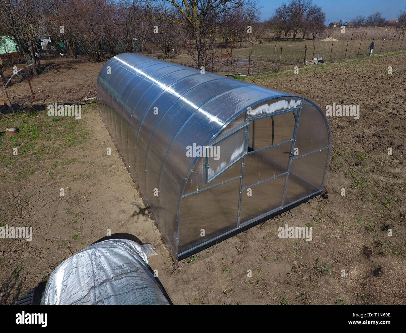 Serre en polycarbonate assemblé à partir de pièces préfabriquées, serre ...