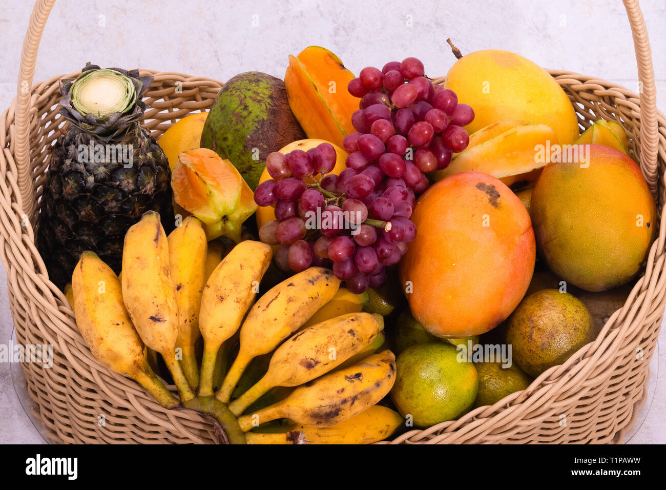 Panier fruit exotique Banque de photographies et d’images à haute ...