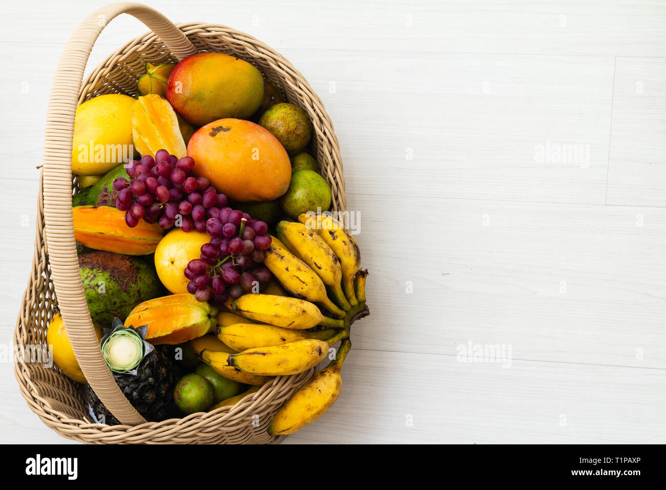 Panier en osier avec fruits Banque de photographies et d’images à haute ...