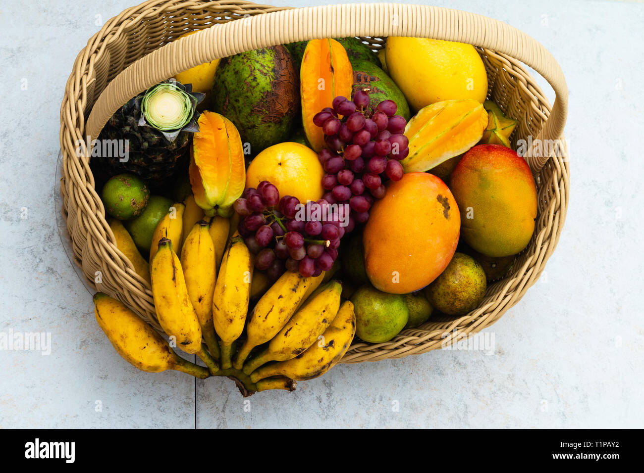 Panier fruit exotique Banque de photographies et d’images à haute ...