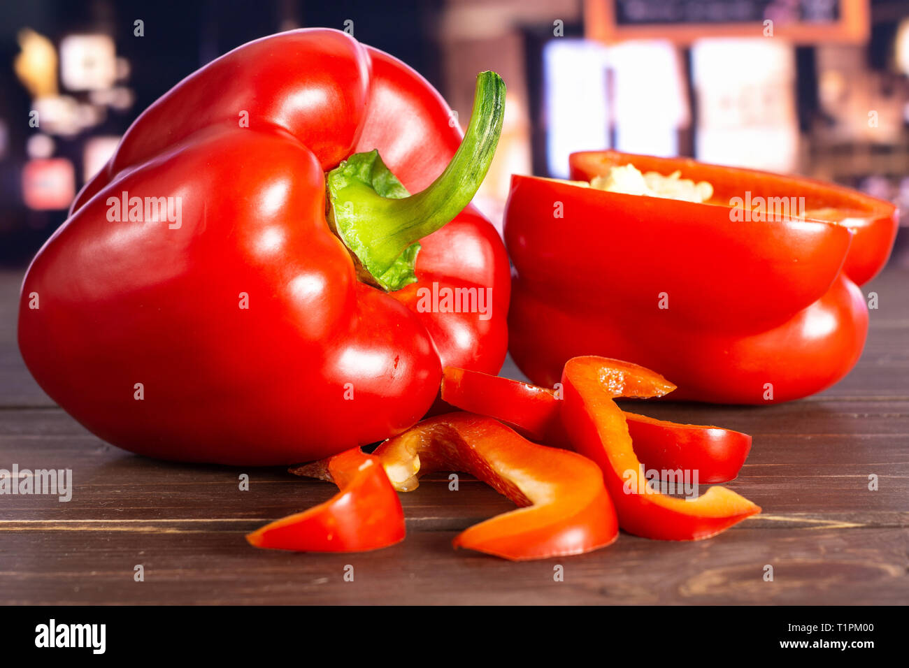 Groupe d'un ensemble de la moitié quatre tranches de poivron rouge ...