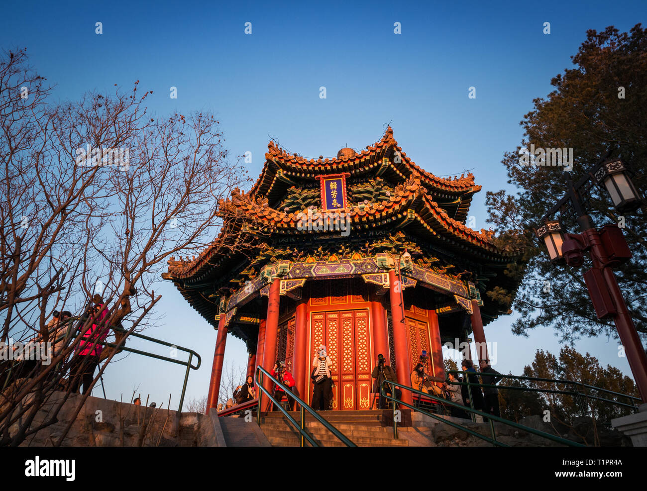 Pavillon chinois rouge classique avec des ornements colorés et les ...