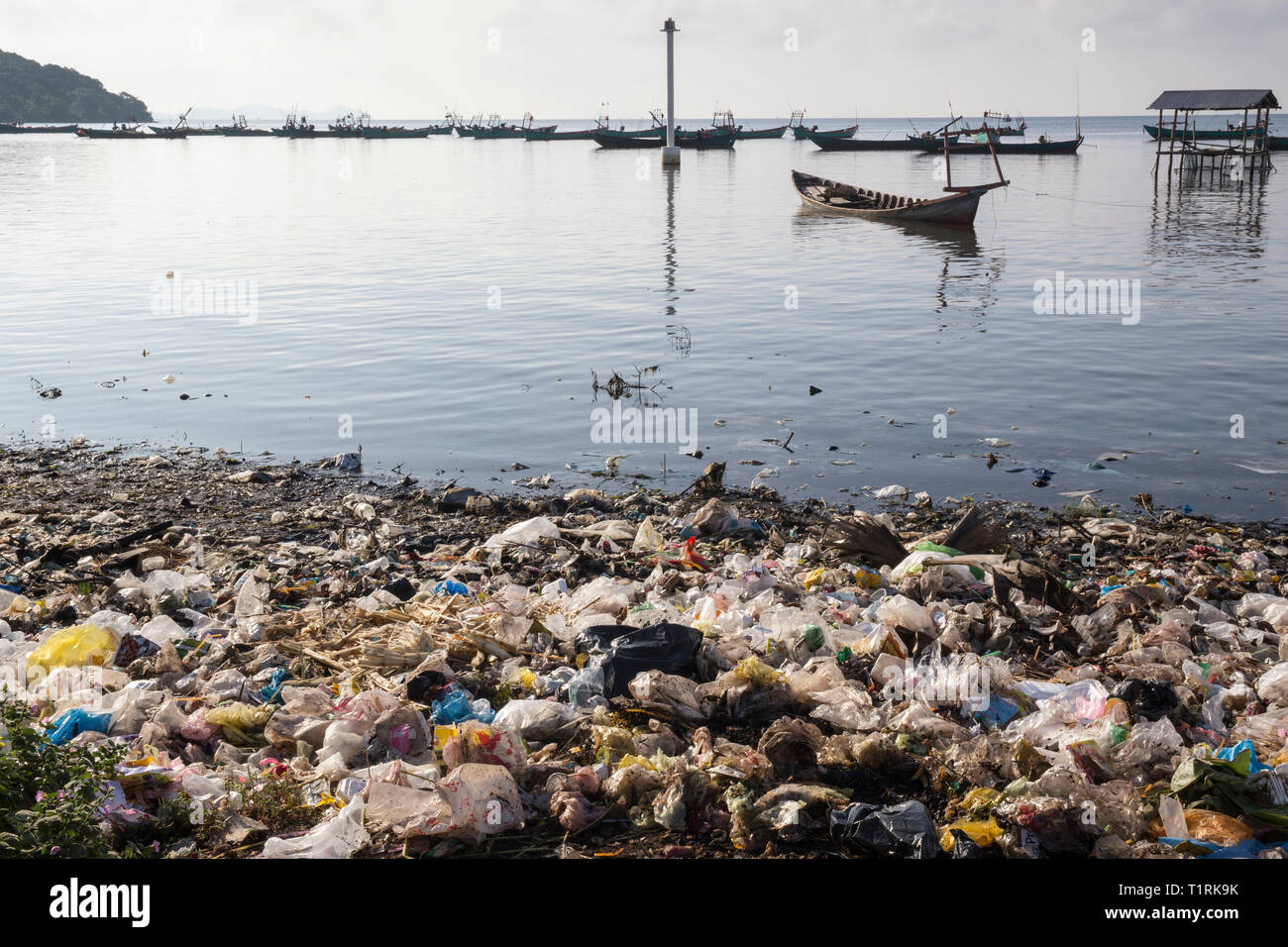 Pollution plastique de plage Banque de photographies et d’images à ...
