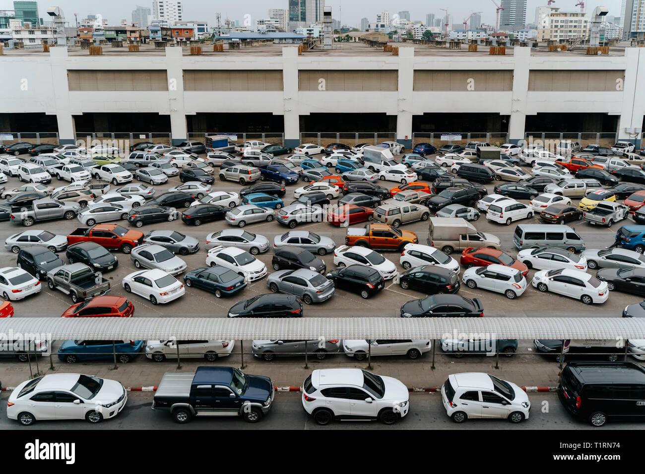 Voitures dans un parking Banque de photographies et d’images à haute ...