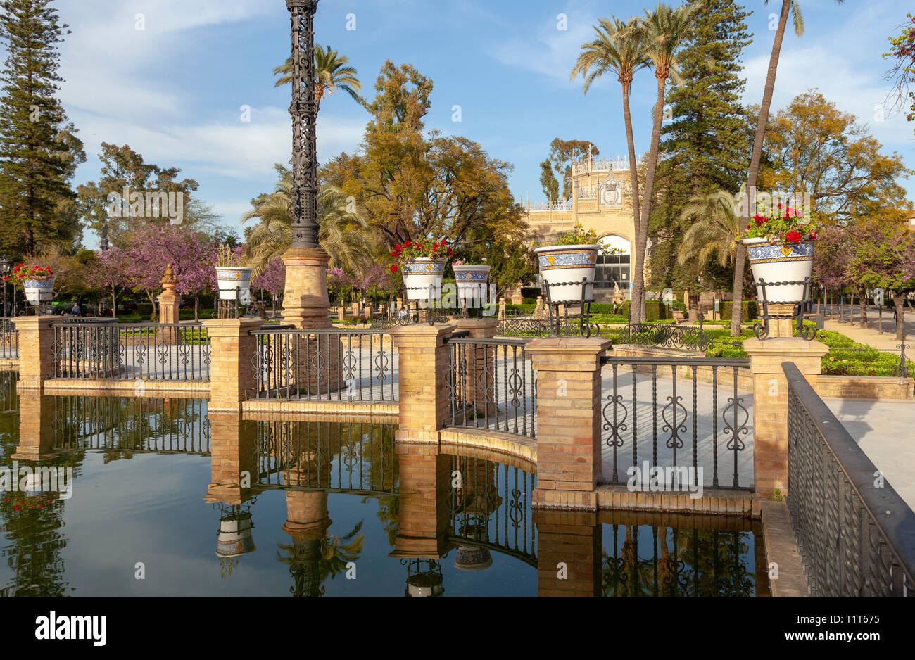 Jardins du parc maria luisa Banque de photographies et d’images à haute ...