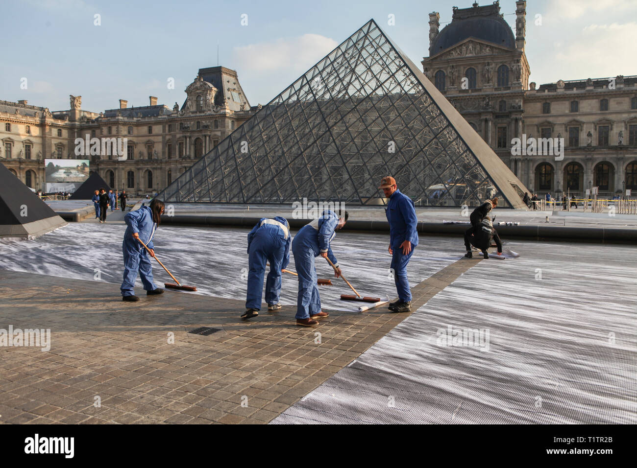 L'artiste de rue JR transforme la cour du Louvre. Pour le 30e ...