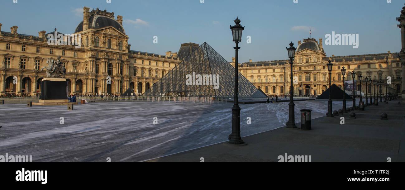 L'artiste de rue JR transforme la cour du Louvre. Pour le 30e ...