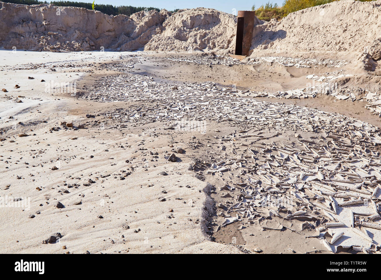 Carrière de sable. Close up de textures des dunes de sable. Un lac du ...