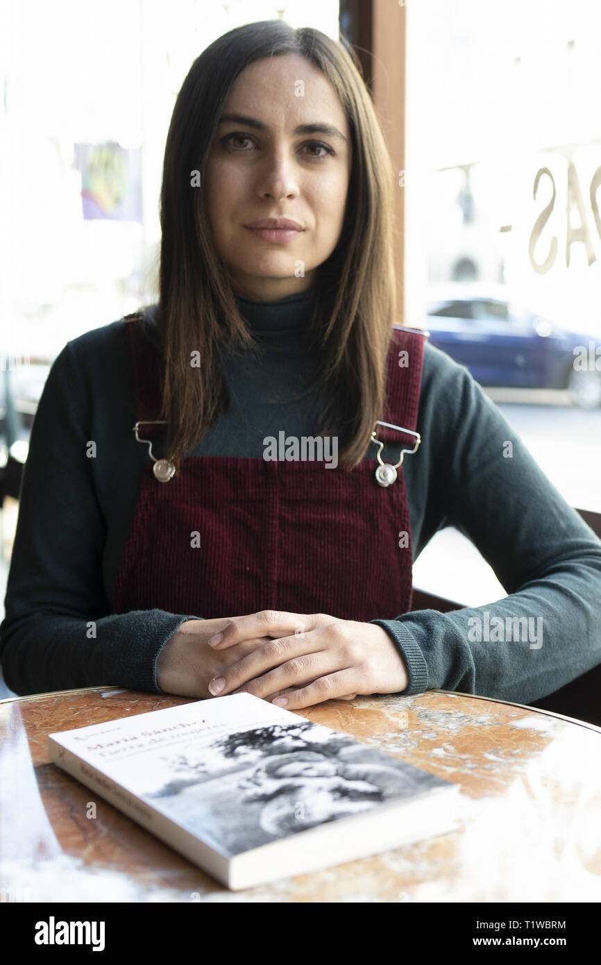 Écrivain Maria Sanchez pose pour certains portraits lors du lancement ...
