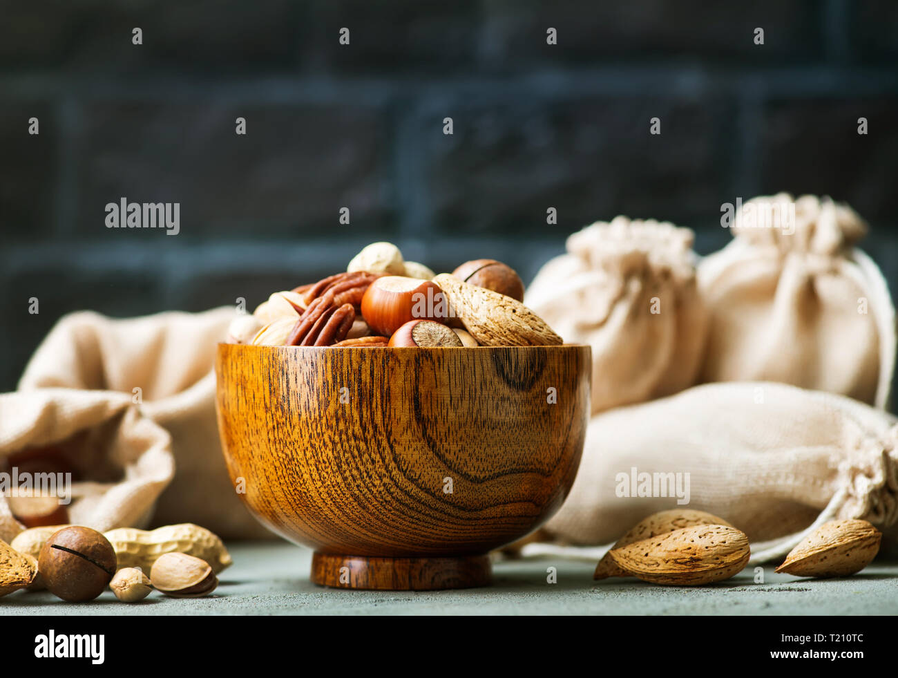 Les écrous sur une table, différents types de noix Photo Stock - Alamy