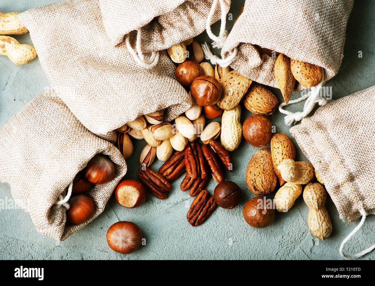 Les écrous sur une table, différents types de noix Photo Stock - Alamy