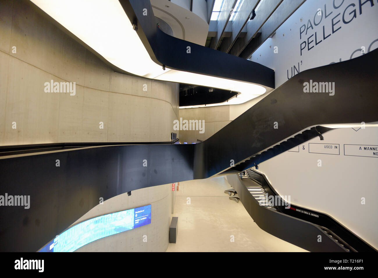 Escaliers d'intérieur dans la galerie d'art ou MAXXI Art Museum, Musée ...