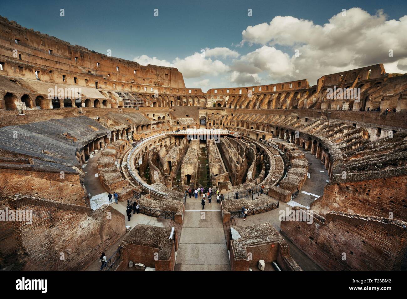 À l'intérieur du Colisée, le monde connu et le monument symbole de Rome ...