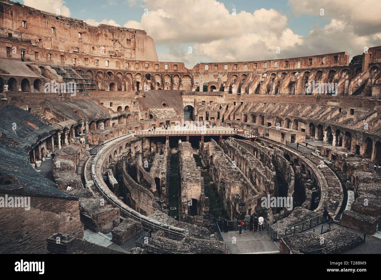 À l'intérieur du Colisée, le monde connu et le monument symbole de Rome ...