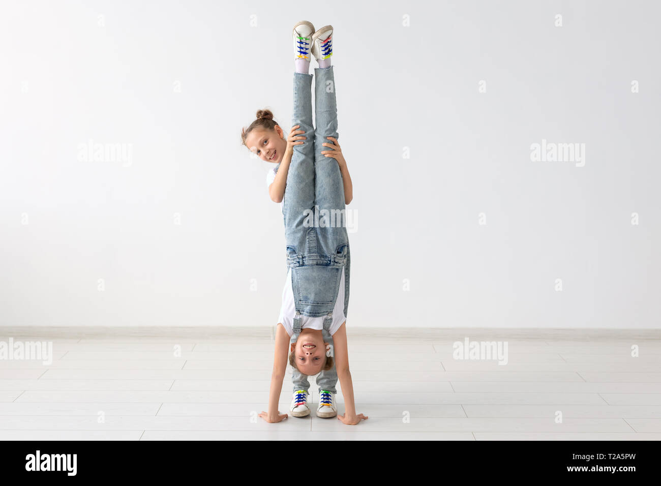 Les gens, les enfants et concept acrobatique - little twin sisters ...