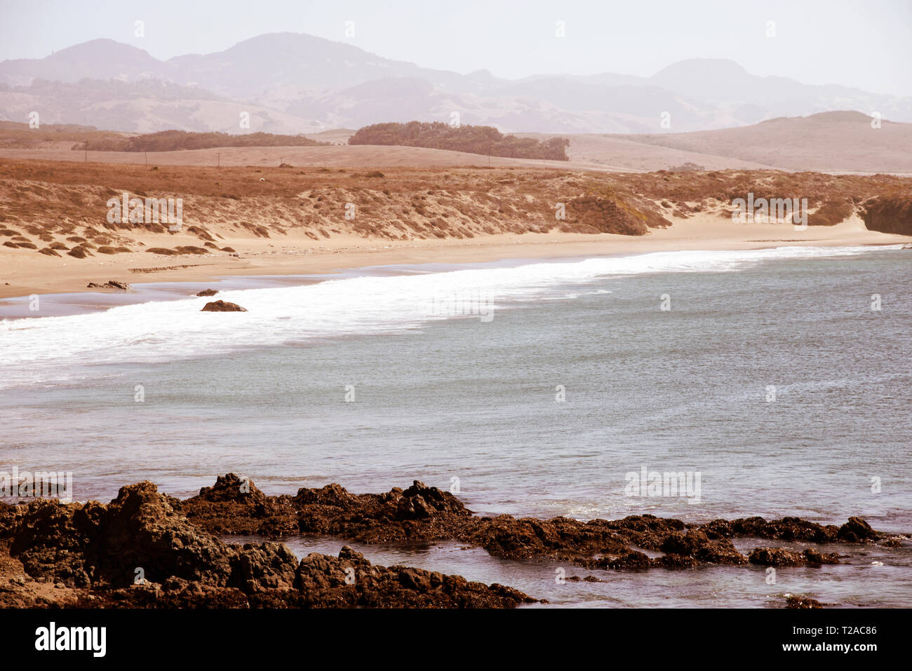Rivage rocheux surplombant l'océan avec des vagues se brisant sur la ...