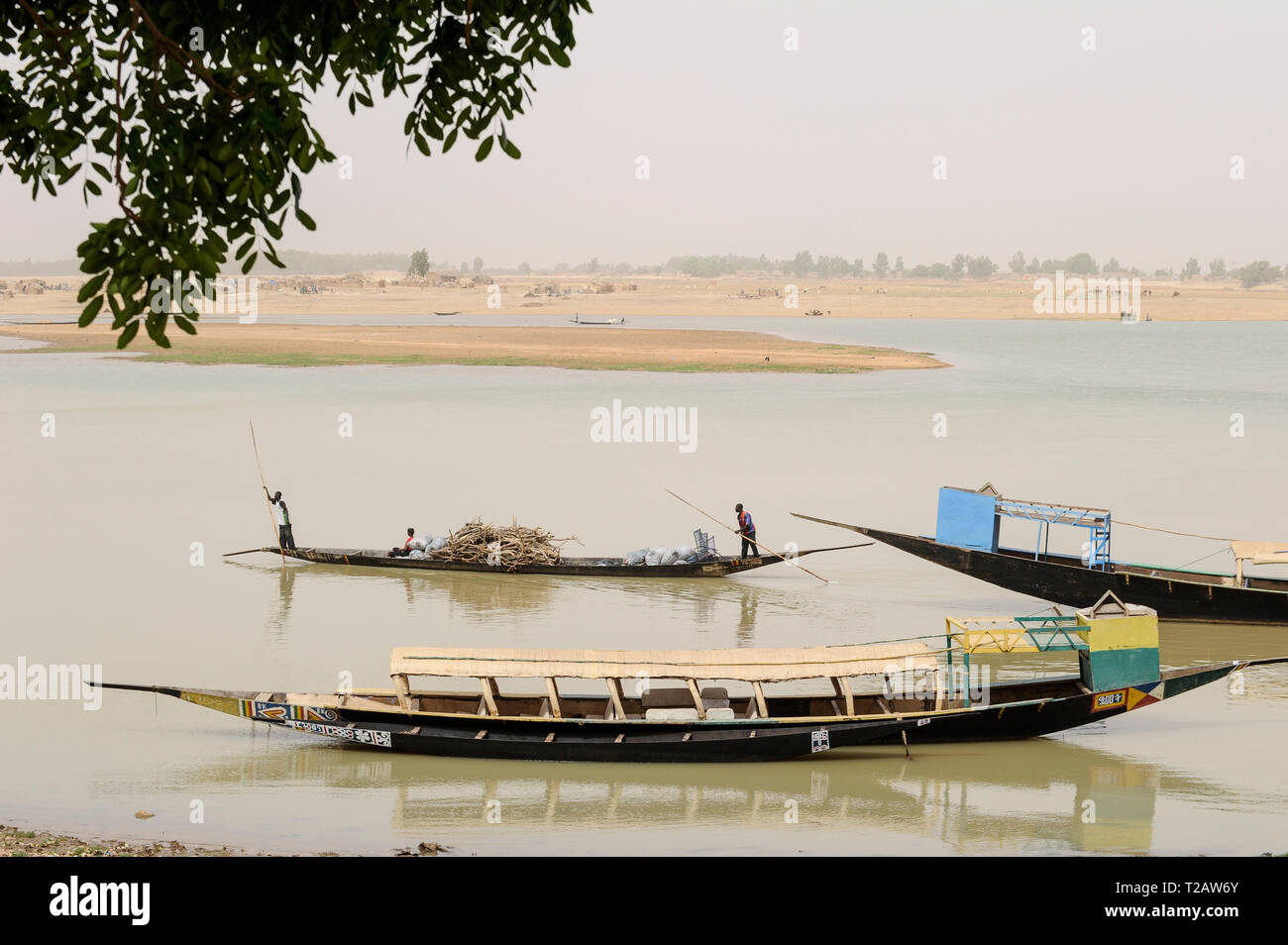 MALI, Mopti, bateaux pinasse sur le fleuve Niger, le transport de sacs ...