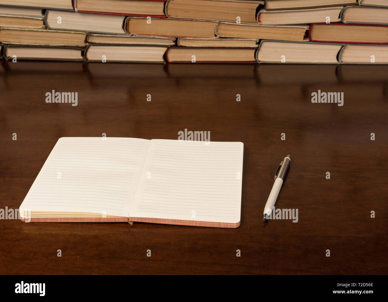 Stylo carnet ancienne table Banque de photographies et d’images à haute ...