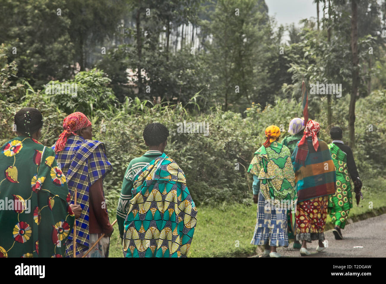 Groupe de femmes rwandaises rural en vêtements traditionnels colorés ...