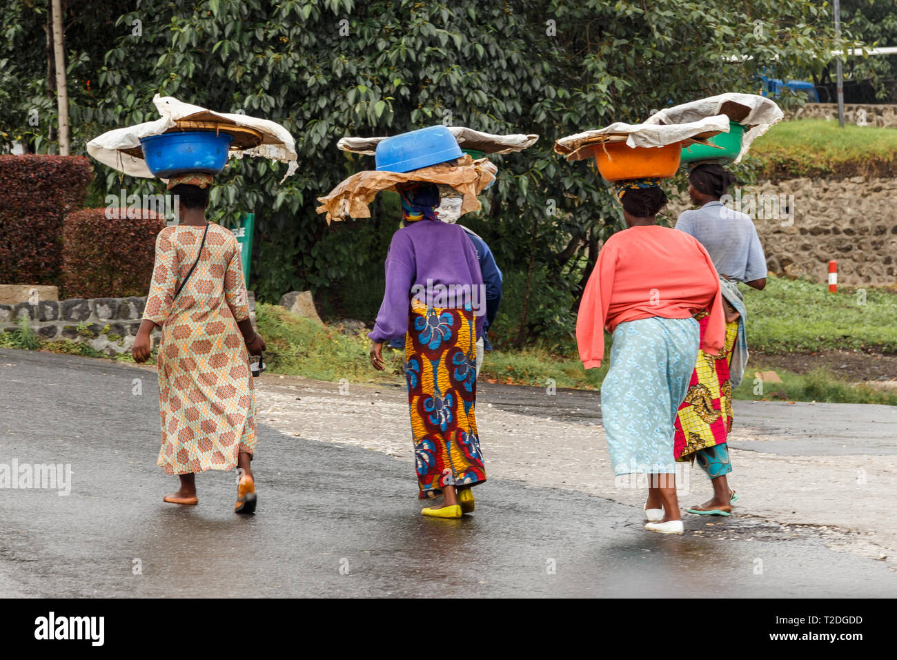 Groupe des femmes rwandaises en portant des vêtements traditionnels ...