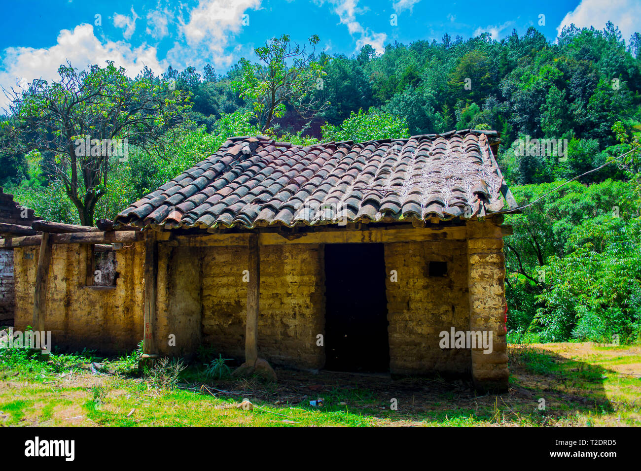 Casa antigua abandonada en el Paraíso echo de tierra adobe barro ...