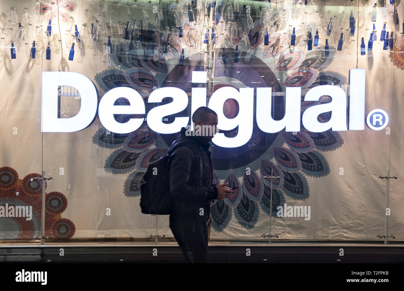 Logo desigual Banque de photographies et d’images à haute résolution ...