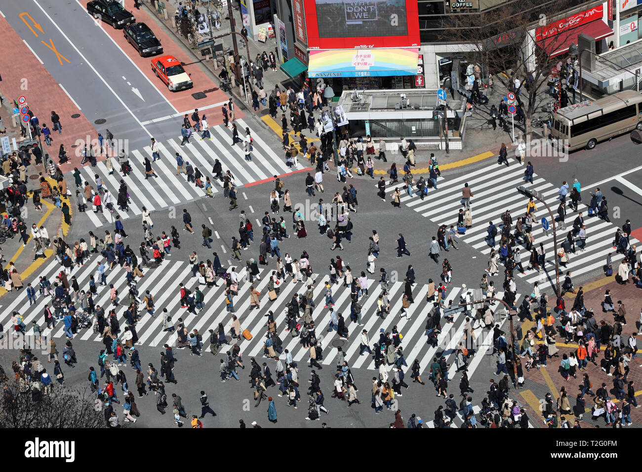 La foule traversant le passage piéton de Shibuya à Shibuya, Tokyo ...