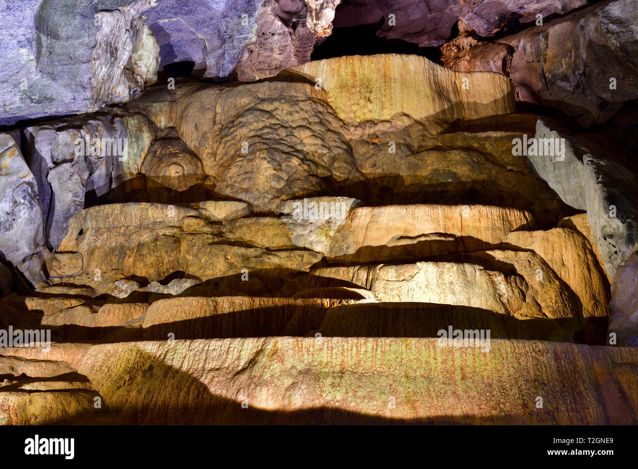 Formes géologiques étonnantes dans les grottes de Phong Nha près de ...
