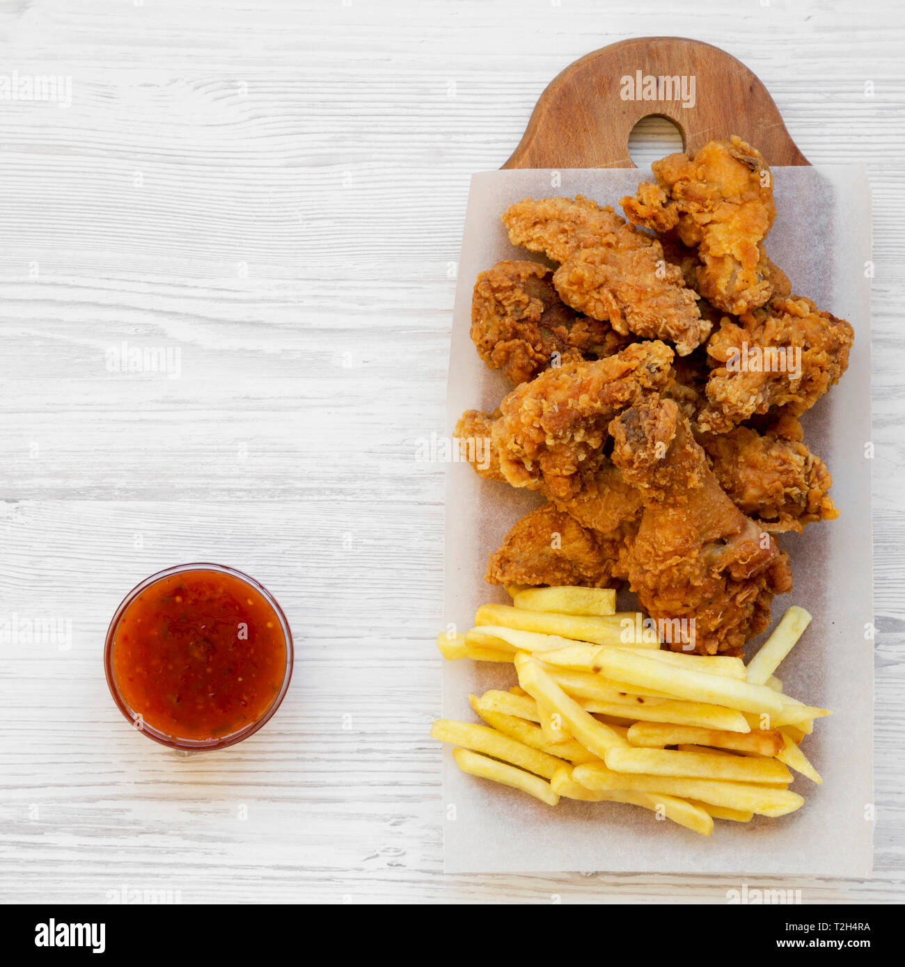 Assainissement : Poulet frit pilons, ailes épicées, frites et des ...