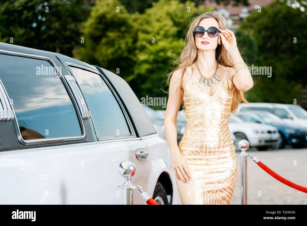 Femme qui descend de la voiture Banque de photographies et d’images à ...
